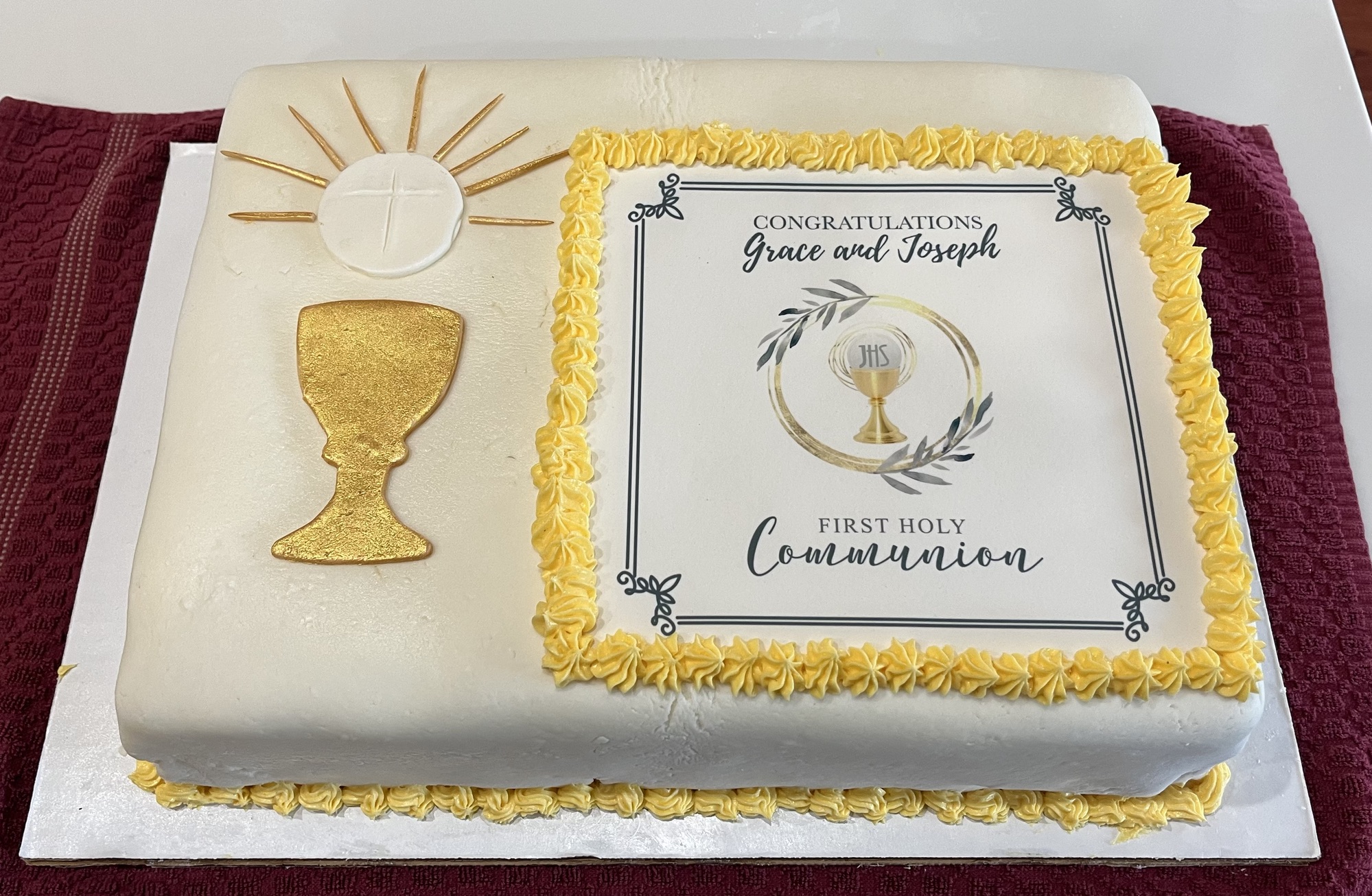 Grace’s First Holy Communion Cake | aBatteredOldSuitcase